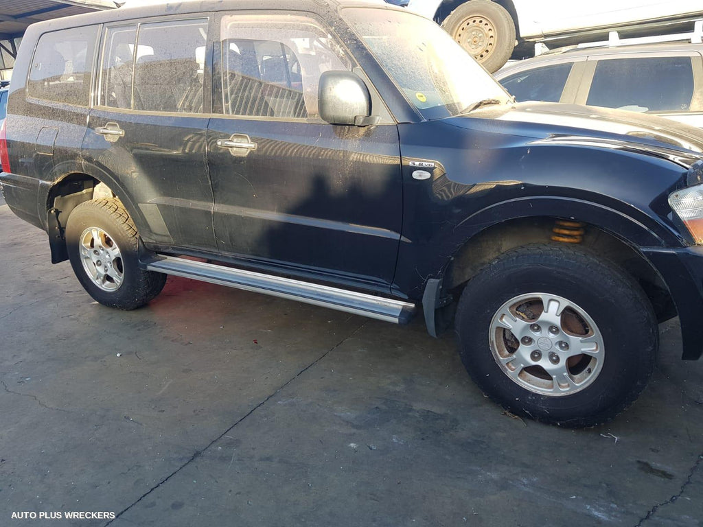 2004 Mitsubishi Pajero Right Front Door Window